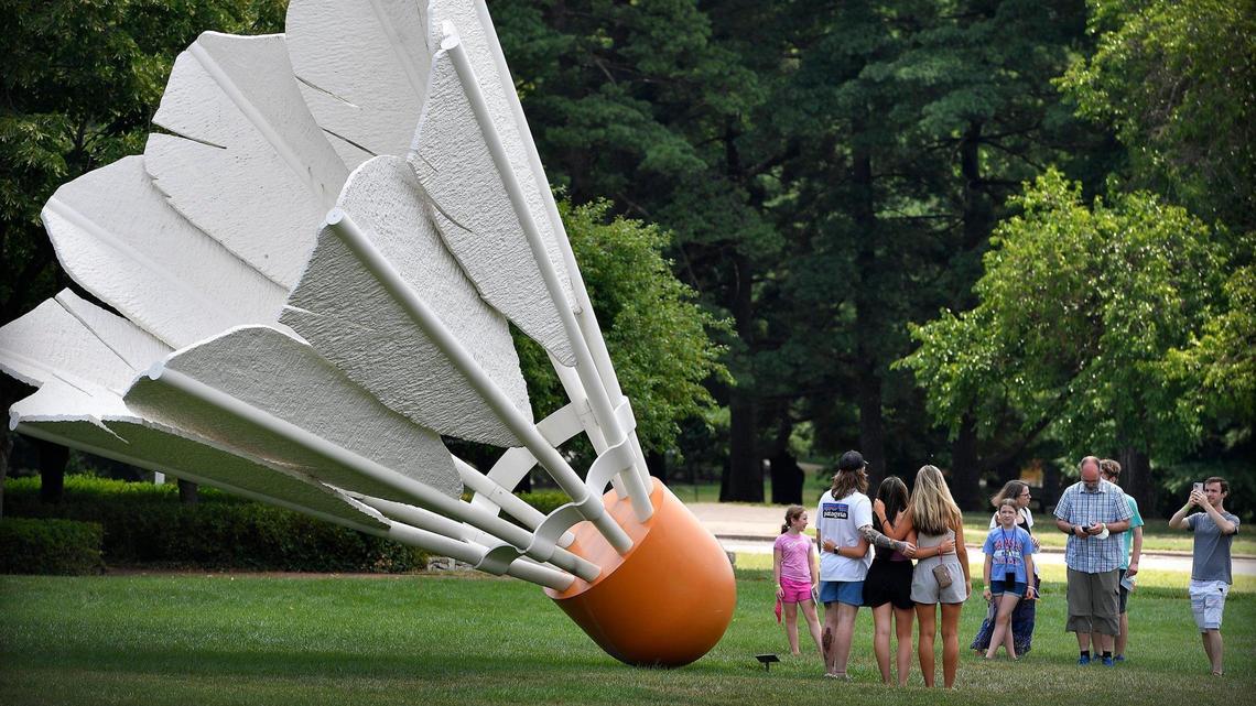Claes Oldenburg, artist behind Kansas City’s shuttlecocks, dies ...