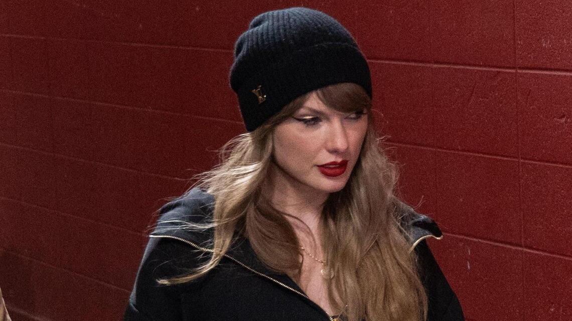 Taylor Swift cheers on Chiefs, Travis Kelce in Louis Vuitton | Kansas ...