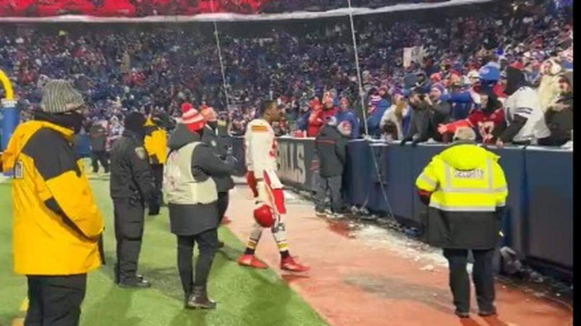 Chiefs’ Chris Jones seen yelling at Bills fans before kickoff | Kansas City Star