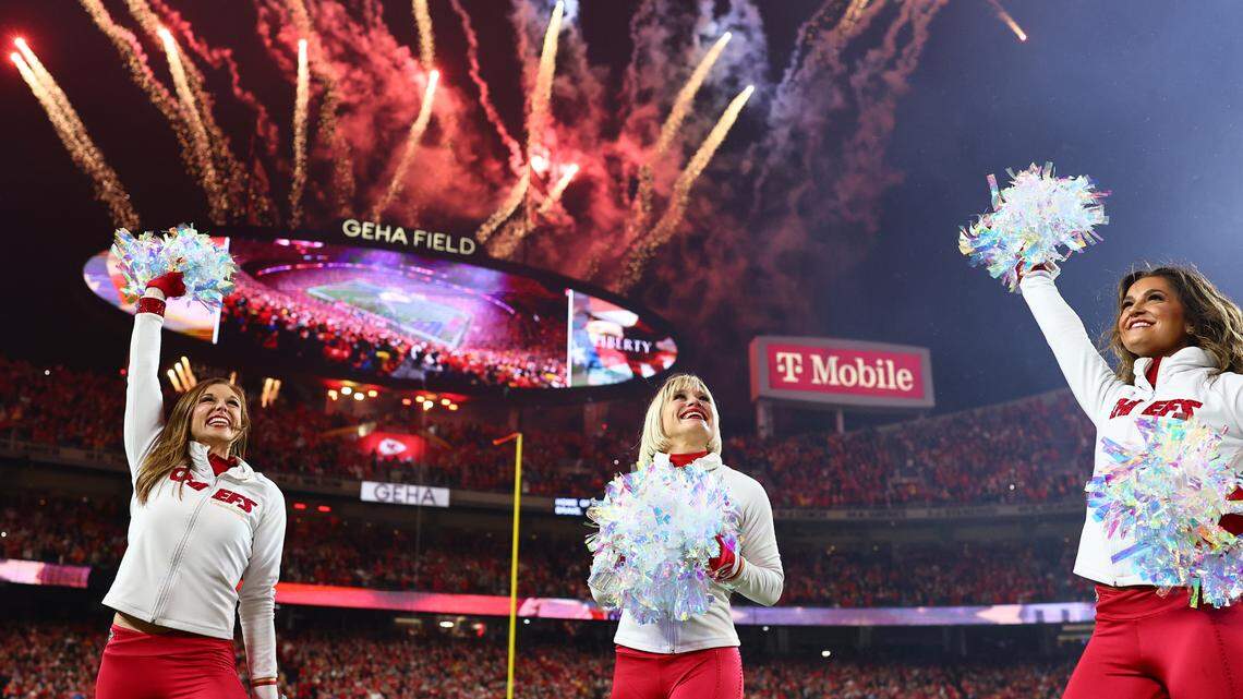 Kansas City Chiefs cheer team embraces another Super Bowl run | Kansas ...