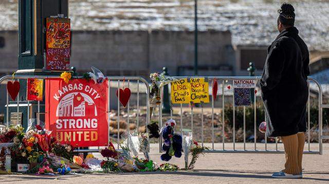 Hallmark Chiefs movie star was at Super Bowl rally shooting | Kansas ...