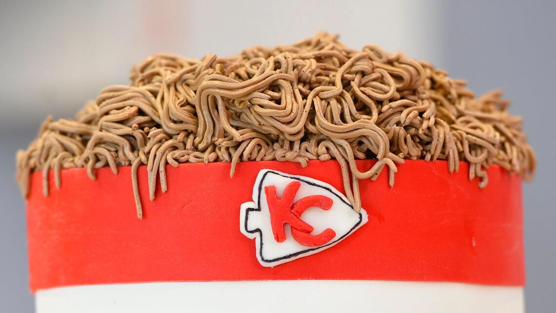 Mahomes headband cakes are a hit for local cake baker | Kansas City Star