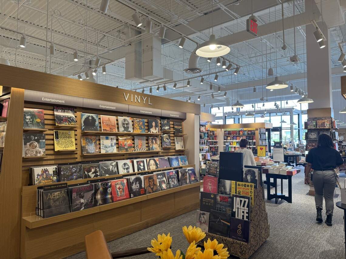 Barnes & Noble opens new bookstore in Overland Park | Kansas City Star
