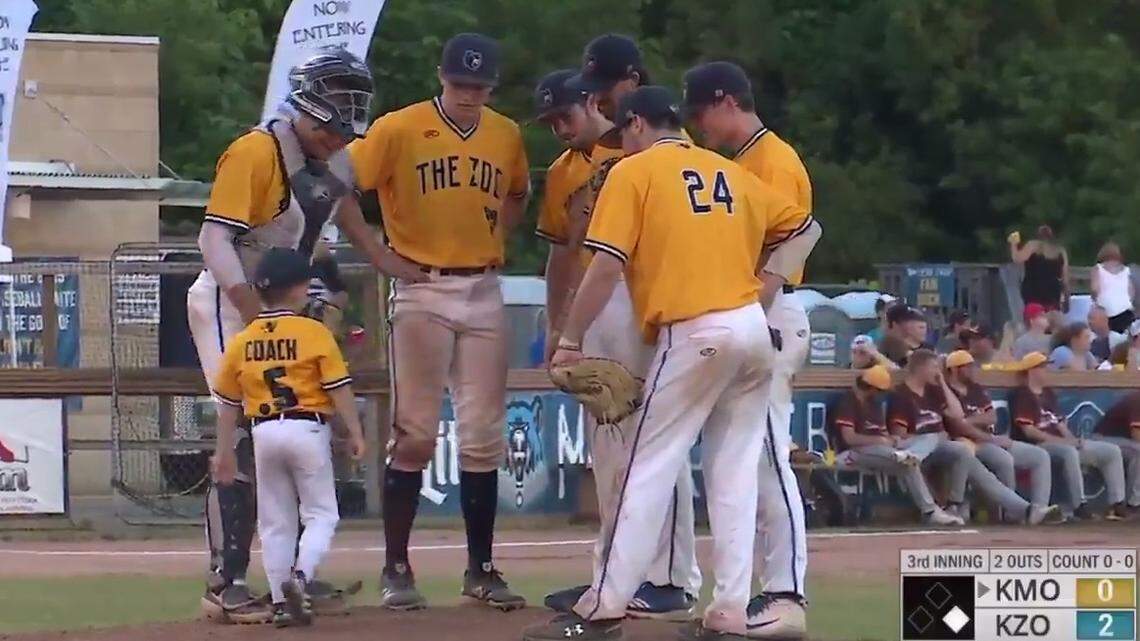 6-year-old Coach Drake gives team pep talk in baseball game | Kansas ...