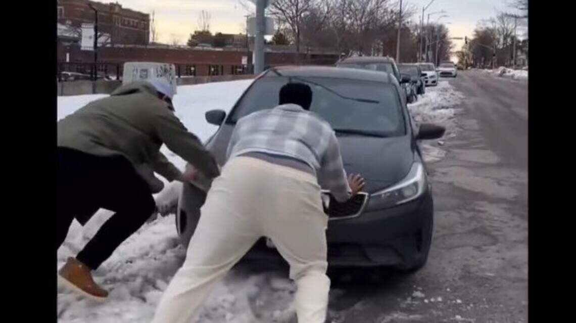 Chiefs Trey Smith, Creed Humphrey free woman’s car from snow | Kansas ...