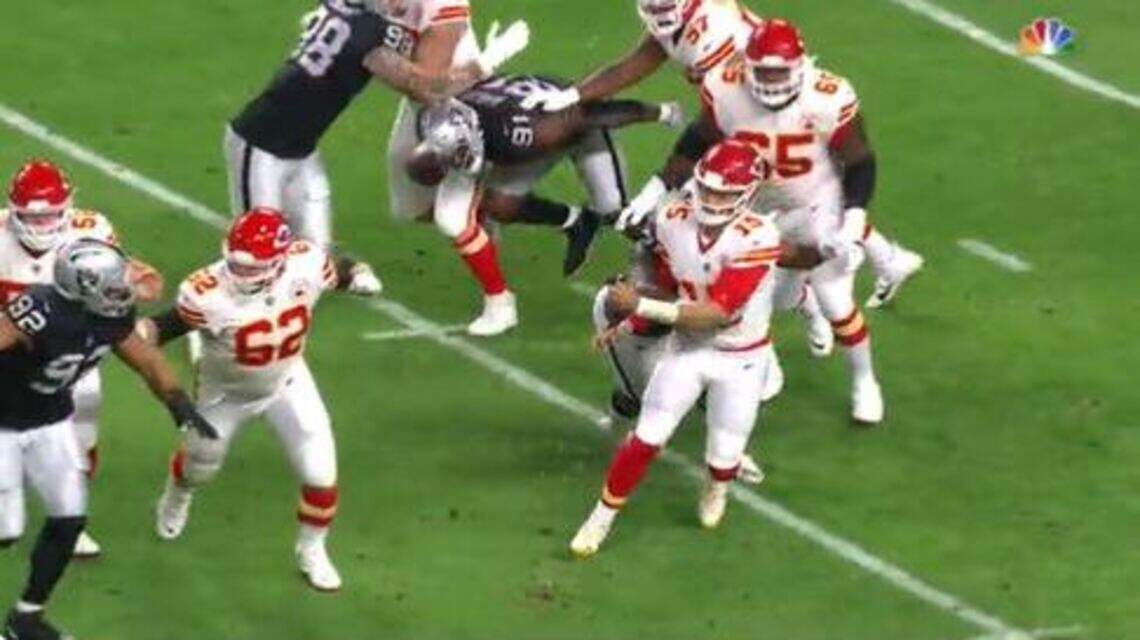 Patrick Mahomes improvises again, throws left-handed pass | Kansas City ...
