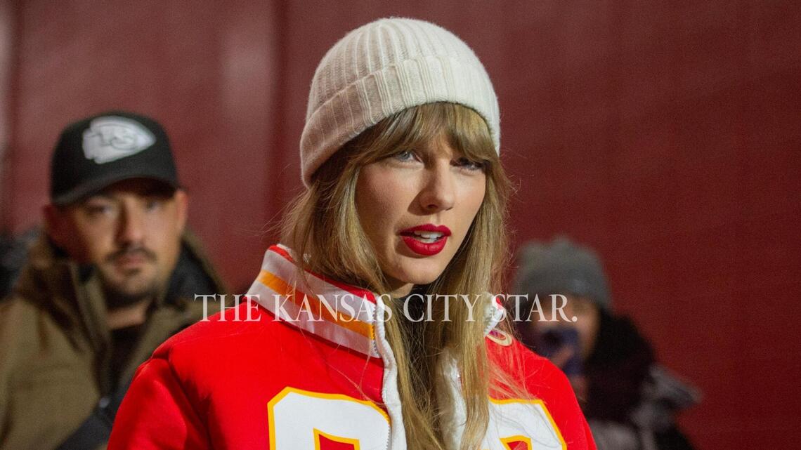 Taylor Swift wears huge coat to Chiefs-Dolphins playoff game | Kansas ...