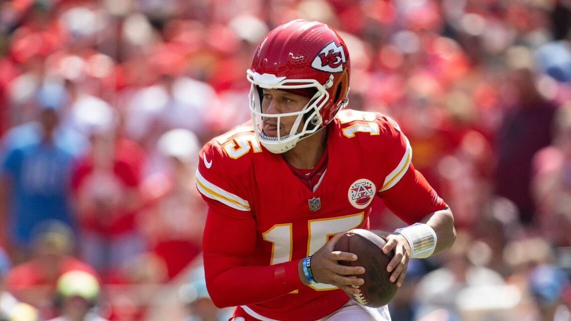 Patrick Mahomes behind-the-back pass shows Andy Reid’s trust | Kansas ...