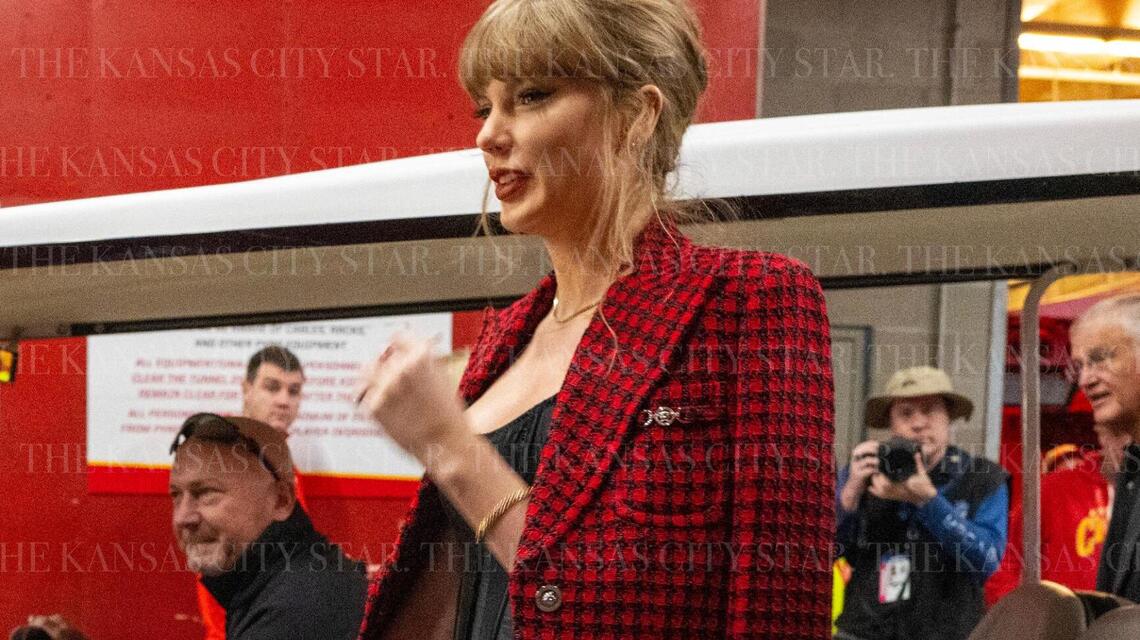 Taylor Swift goes ‘masculine’ Versace for Chiefs-Denver game | Kansas ...