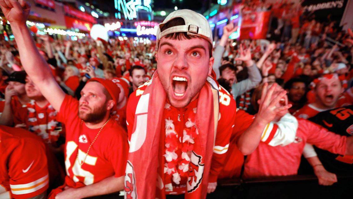 Kansas City Chiefs fans cheer for Mahomes during Super Bowl | Kansas ...