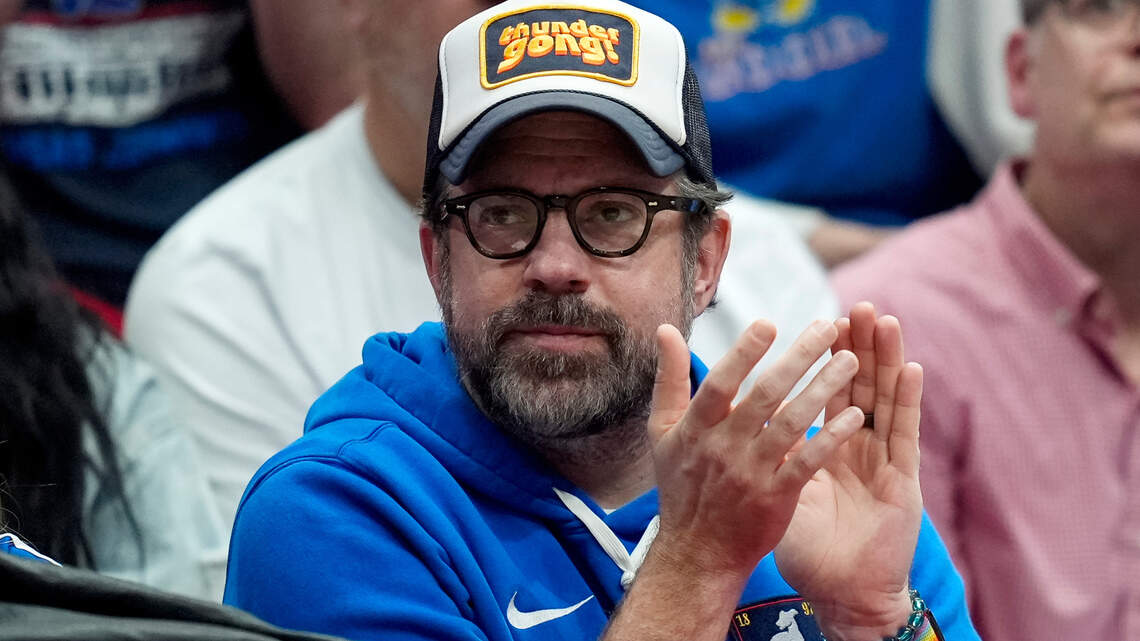Jason Sudeikis speaks to KU basketball team after Furman win | Kansas ...