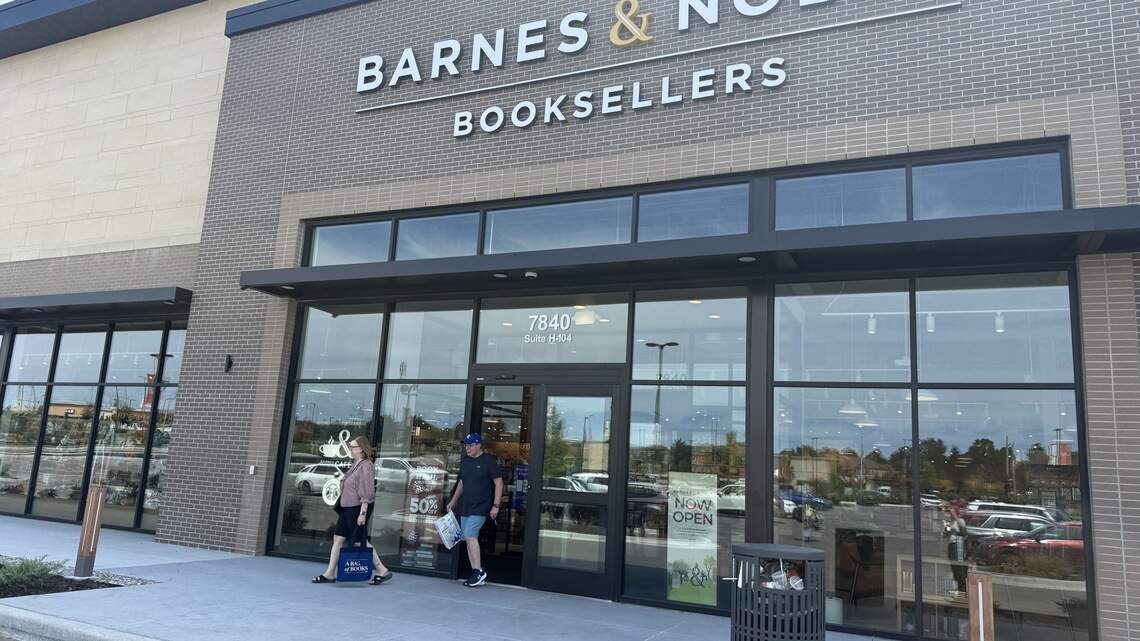 Barnes & Noble opens new bookstore in Overland Park | Kansas City Star