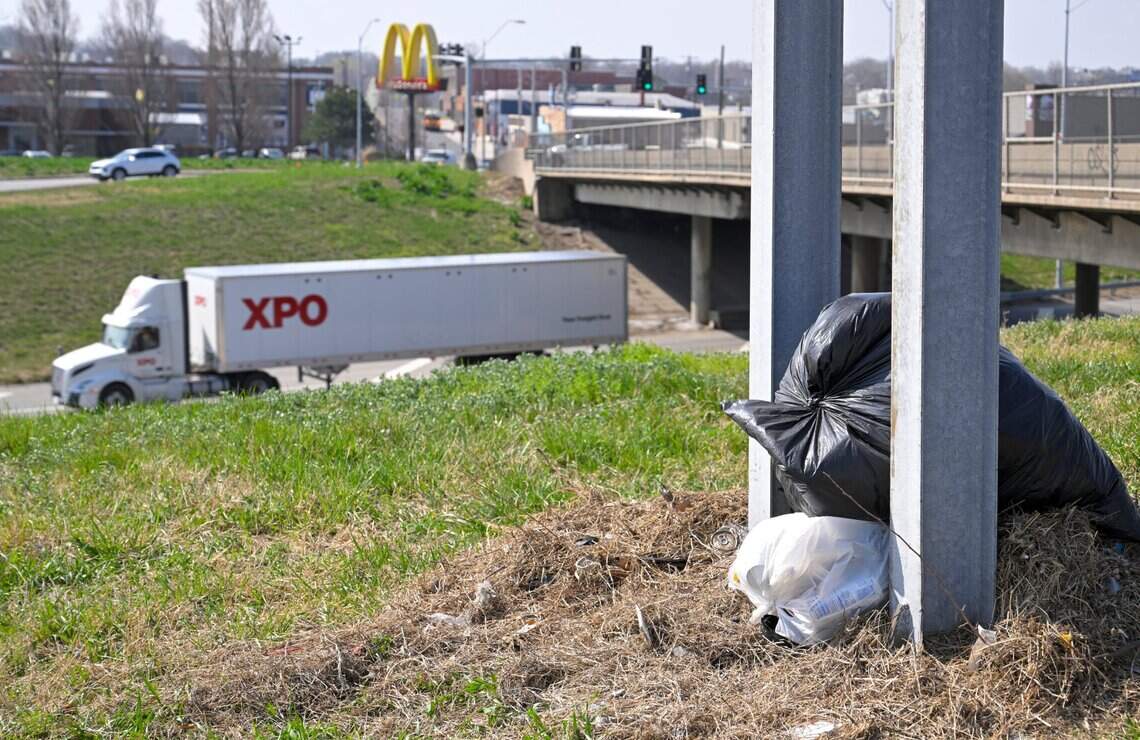 Trash is littering KC area highways. Who should clean it up? | Kansas ...
