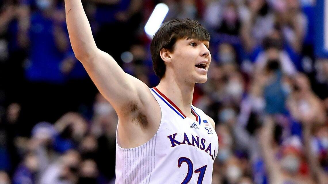 Kansas Jayhawks’ Zach Clemence in concussion protocol | Kansas City Star