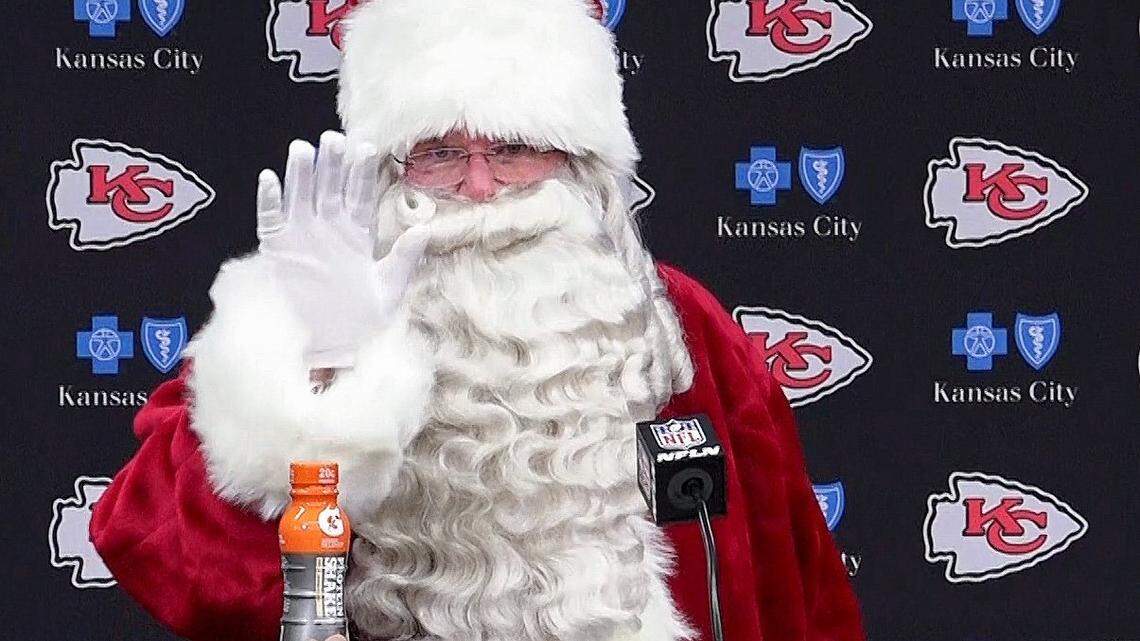 Eric Stonestreet once dressed as Santa for...Chiefs players | Kansas ...