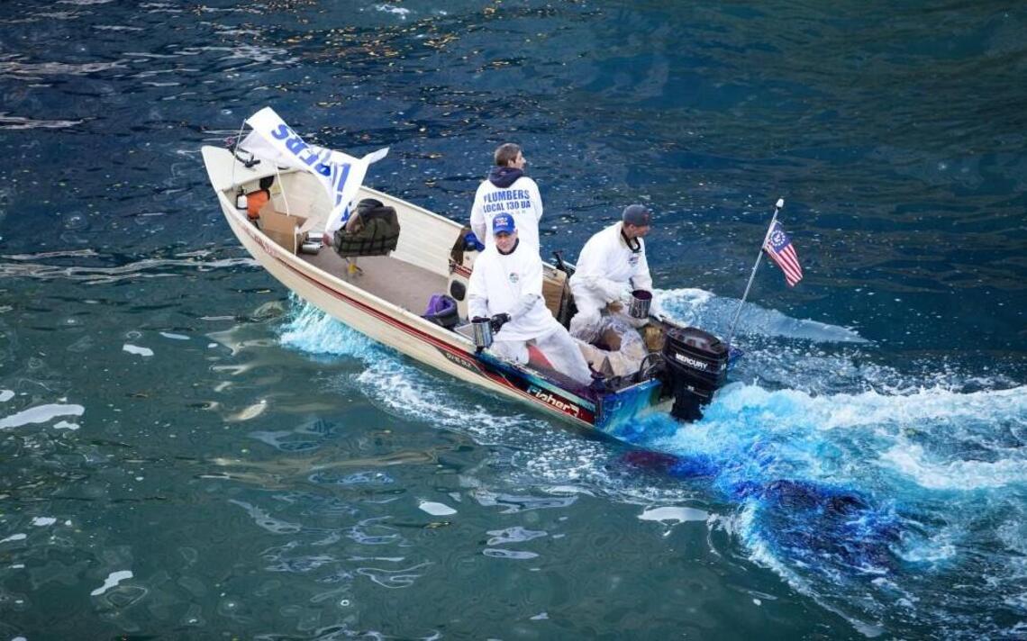 Chicago River is dyed blue to celebrate Cubs' World Series victory ...