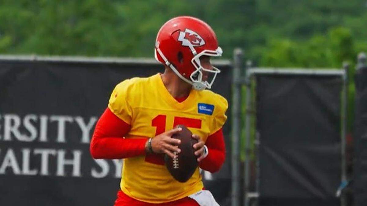 Patrick Mahomes practices at Chiefs OTAs after knee surgery | Kansas ...